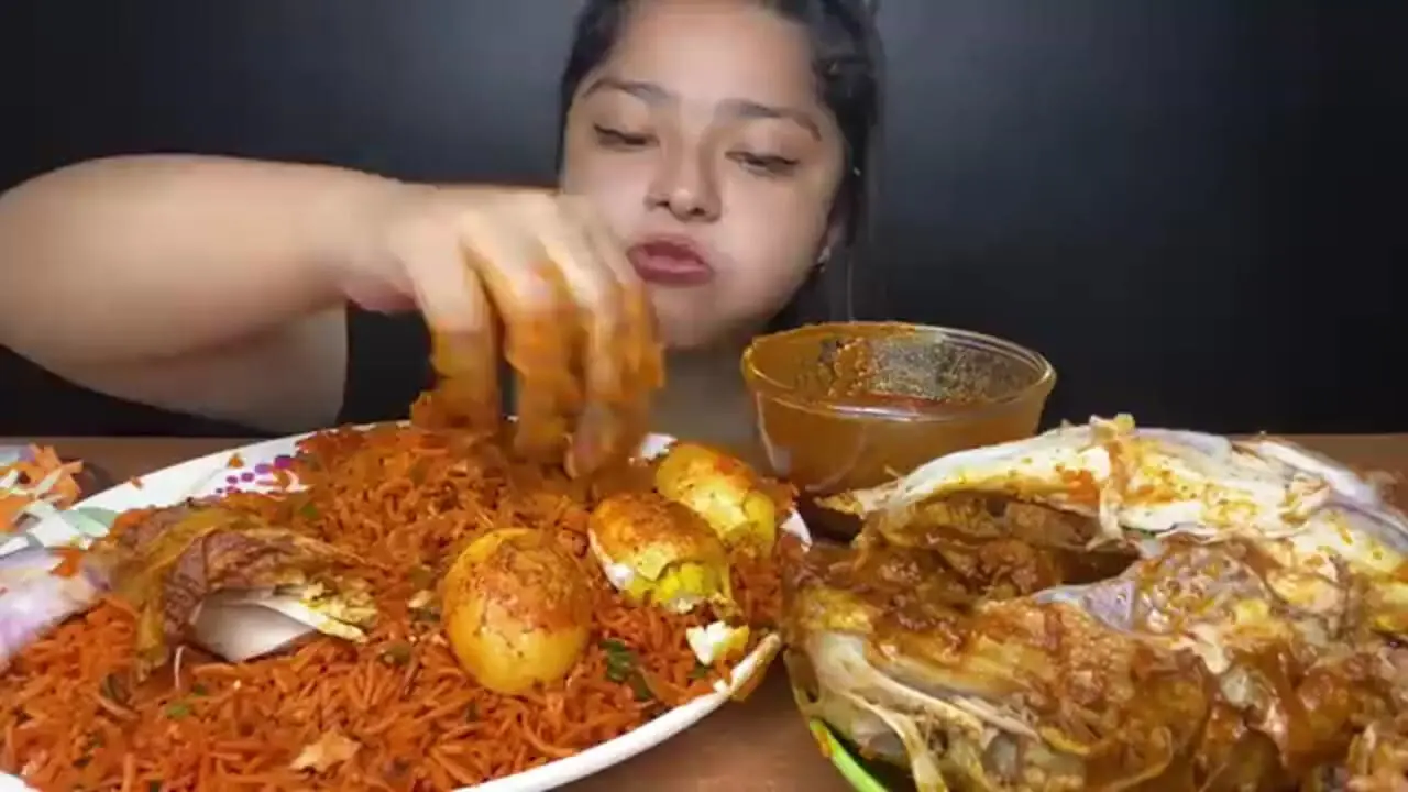 ویدئو غذا خوردن با صدا به سبک دختر جوان هندی؛ 3 کیلو چلو مرغ و تخم مرغ